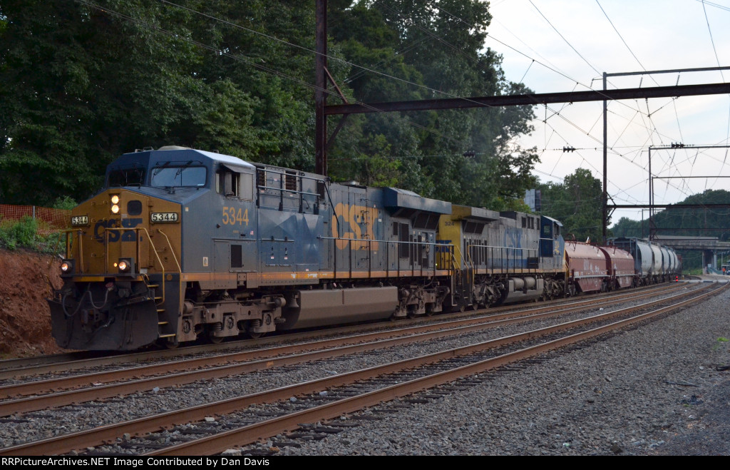 CSX ES40DC 5344 leads Q438-13